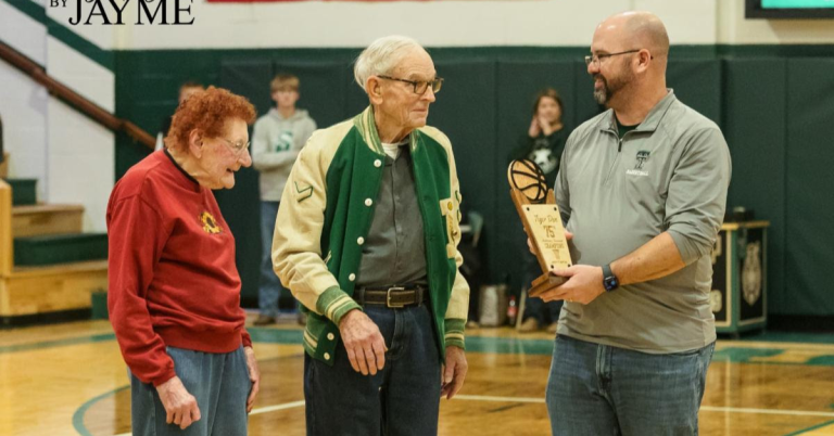 Hoop fans honor Tiger Den anniversary • Northwest Indiana Business Magazine